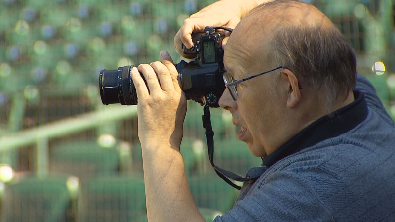 Blind photographer builds portfolio with Mariners' help | krem.com