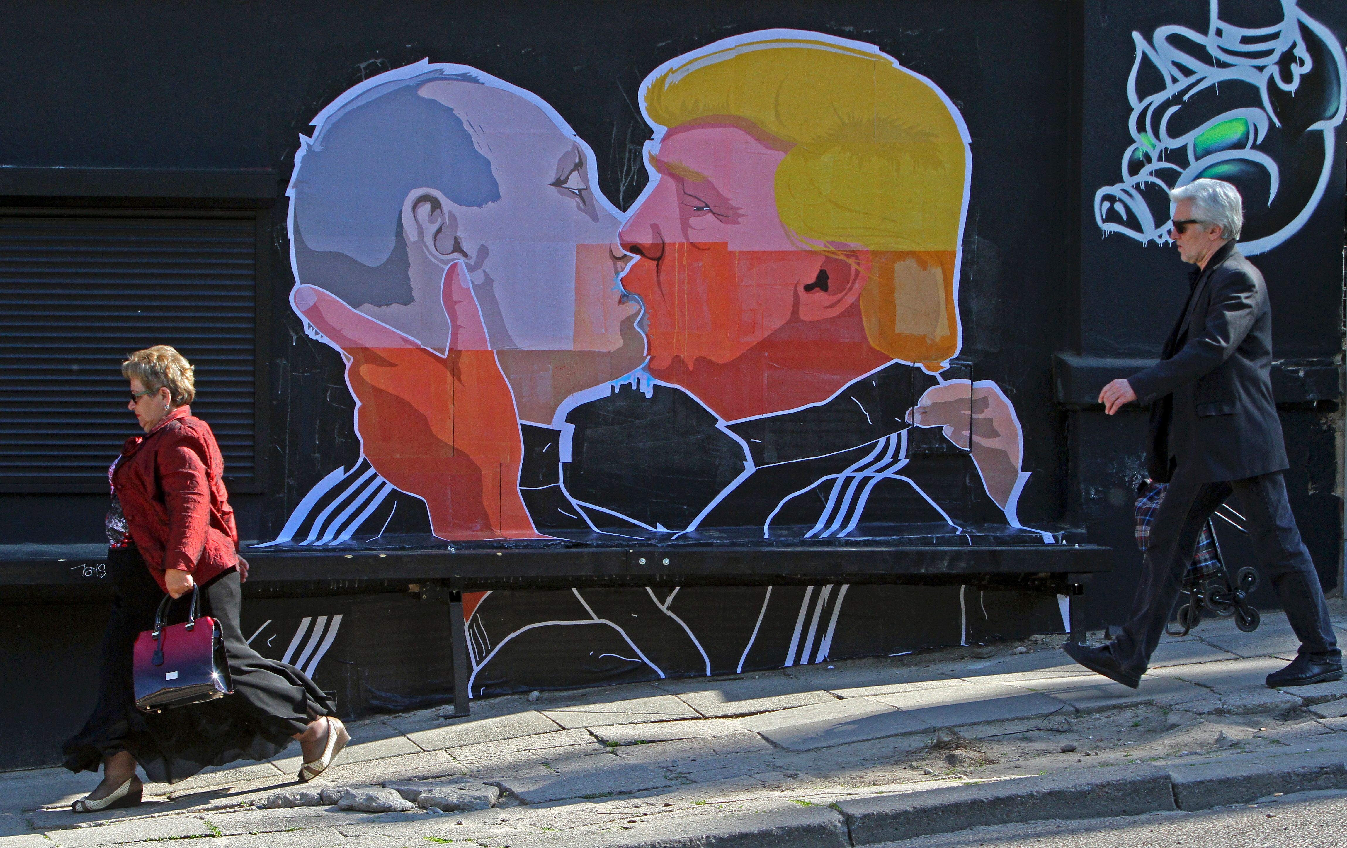 Putin kissing Trump mural goes viral | wfaa.com