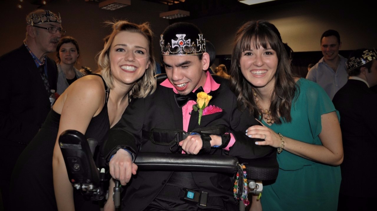 Prom-goers dazzle at Spokane's Night to Shine | krem.com