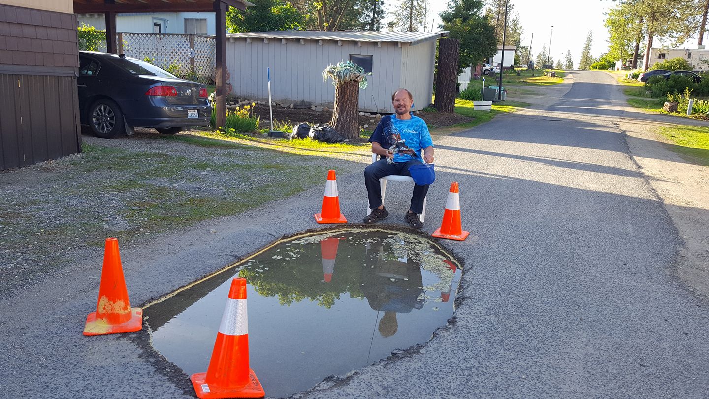 Spokane couple posts hilarious photos of enormous pothole | wbir.com